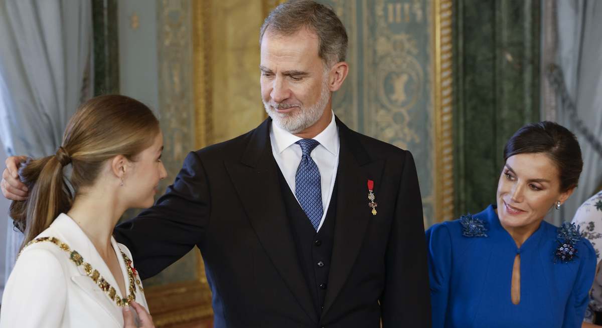 Leonor Condecorada Por El Rey El Gesto Más Cariñoso De Don Felipe Al Recolocar La Melena De Su