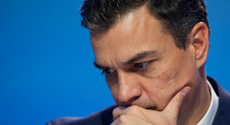 Batacazo sobre batacazo: el PSOE evita el 'sorpasso' pero no la caída libre Batacazo sobre batacazo: el PSOE evita el 'sorpasso' pero no la caída libre