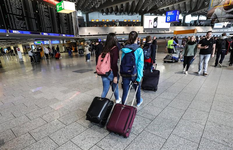 Cientos De Vuelos Cancelados En El Aeropuerto De Fráncfort Por Una
